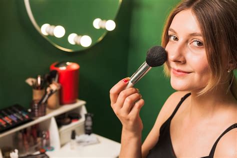 Free Photo Girl Doing Her Make Up In A Green Room