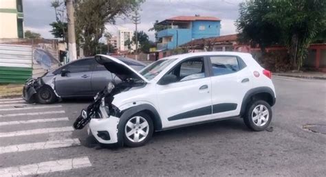 Batida entre dois carros em Resende deixa três feridos Informa Cidade