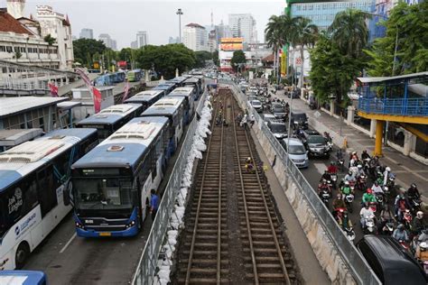 Foto BERITA FOTO Komponen Temuan Rel Trem Kuno Di Proyek MRT