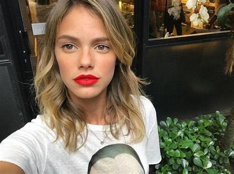 Laura Neiva Muda O Visual E Surge Loiríssima