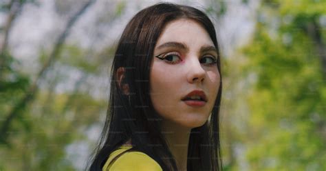 노란 셔츠를 입은 여자가 사진을 찍기 위해 포즈를 취하고 있다 사진 Unsplash의 초상 이미지