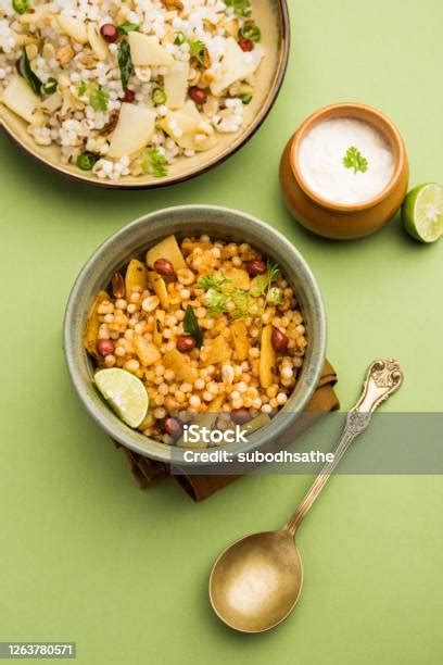맛있는 사부다나 키치하디 키치디는 젖은 사고 또는 타피오카 진주로 만든 인도 요리입니다 Navratri에 대한 스톡 사진 및