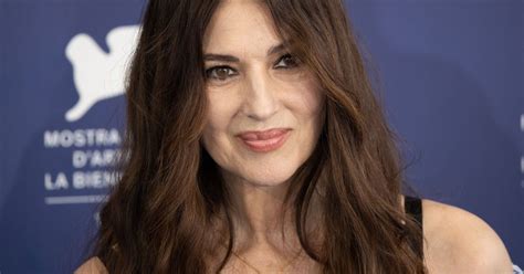 Monica Bellucci 58 Ans En Lingerie Fine Sous Sa Robe Transparente
