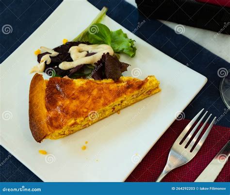 Quiche Lorraine Con Crema De Crema Salada De Queso De Tocino Imagen De