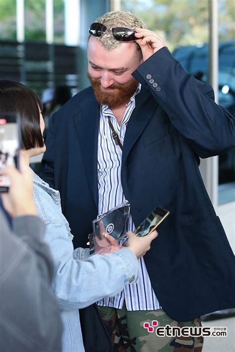 포토 샘 스미스 글래스 올리고 드러낸 착한 미소 전자신문