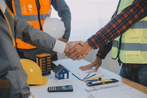 엔지니어 또는 건축가의 건설 및 구조 개념은 작업 현장의 모델 구축 및 청사진에 대한 파트너 및 엔지니어링 도구와 함께 작업하는 프로젝트를 위해 회의 두 회사의 계약 3