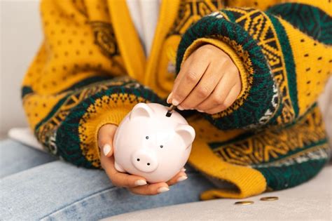 Ahorro De Dinero Inversión Para El Futuro Mujeres Manos De La Mujer