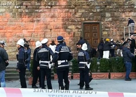 Imbrattato Palazzo Vecchio Dagli Attivisti Di Ultima Generazione
