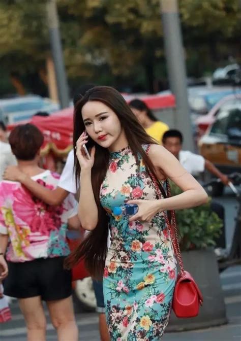 街拍：性感靓丽美女，紧身旗袍凸显大s身材，高贵的颜值自信满满