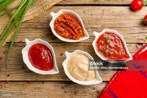오래된 나무 테이블 케첩 아지카 토마토 수스 마늘 소이즈에 다양한 소스 탑 뷰 0명에 대한 스톡 사진 및 기타 이미지 0명