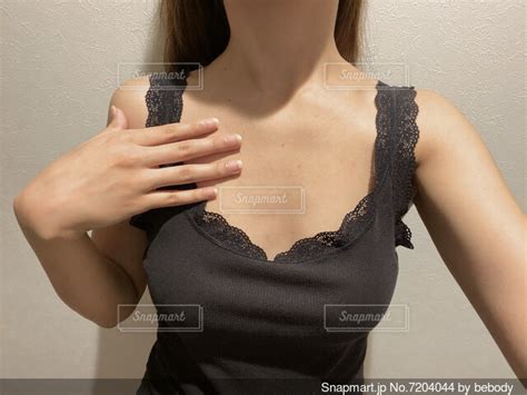 デコルテに手を添える女性の写真・画像素材 7204044 Snapmart（スナップマート）