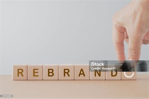 리브랜딩 전략 개념입니다 마케팅 및 브랜드 관리 새로운 이름 로고 또는 디자인으로 마케팅 전략을 재고하고 새로운 것을 개발하려는