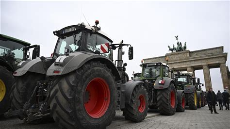 German Farmers Drive Hundreds Of Tractors To Berlin To Protest