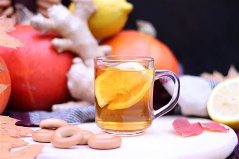 가을 배경에 레몬과 함께 뜨거운 차 한 잔 가을과 가을 엽서 0명에 대한 스톡 사진 및 기타 이미지 0명 가을 개념 Istock