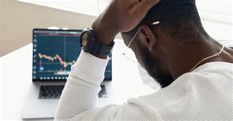 실내 간결한 거래 거래소 경기 침체 그래프 글로벌 금융 금융 시장 기술 기술 사용 길을 잃은 남성 노트북 데이터 데이터 분석 도표