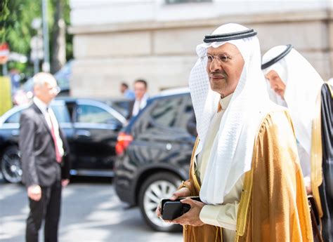 السعودية تخفض إنتاجها من النفط إلى 9 ملايين برميل يومياً لدعم السوق