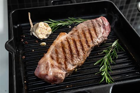 구운 등심 쇠고기 스테이크 또는 브라질 Picanha 그릴 팬에 구운 고기 검은색에 대한 스톡 사진 및 기타 이미지 검은색