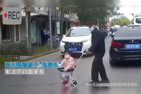 老人推着孩子“鬼探头”，未注意对面来车，险些就被撞！