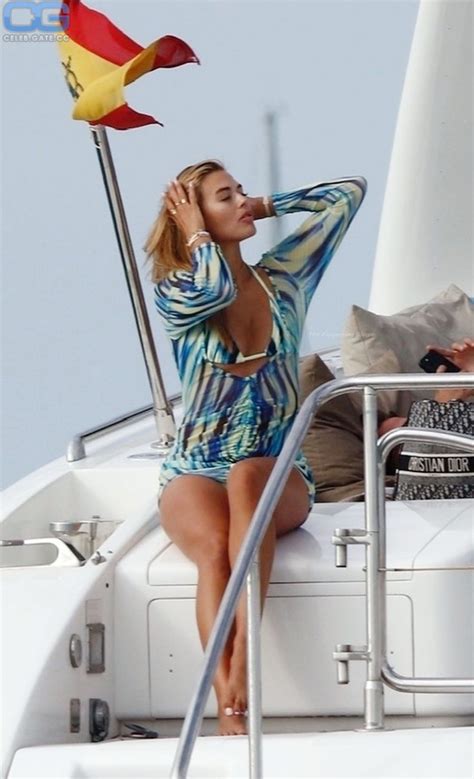 Arabella Chi Nackt Nacktbilder Playboy Nacktfotos Fakes Oben Ohne