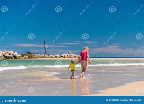Abuela Con El Nieto En La Playa Foto De Archivo Imagen De Nieto Ocio