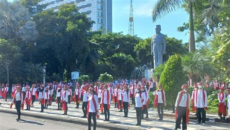 Pelajar Kompak Menari Remo Di Taman Apsari Suara Surabaya