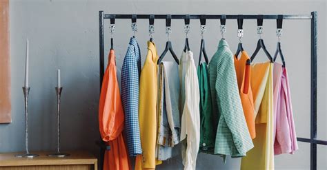 실내 가구 거주 공간 금속 선반 내부 배치 다양 드레스 매장 디스플레이 미니멀리스트 미니멀리즘 밝은 색 방 봄 패션 부츠 부티크 색체 배합