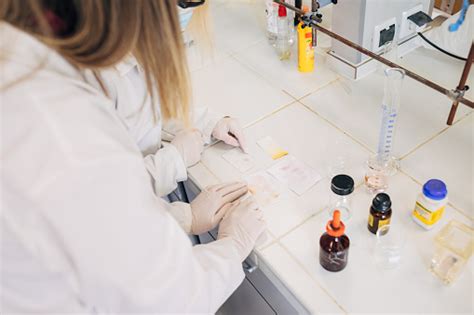 실험실에서 범죄 현장에서 지문을 관찰하는 여성 법의학 2명에 대한 스톡 사진 및 기타 이미지 2명 Criminal Investigation Dna Istock