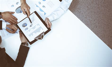 금융 문서를 분석 하는 비즈니스 사람들의 그룹 위에서 보기 회의에서 비즈니스 팀 데이터에 대한 스톡 사진 및 기타 이미지 데이터 다이어그램 분석 보기 Istock