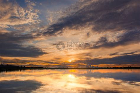 在湖的日落美丽的夕阳在云层上方的湖景背之上日落时有云高清图片下载 正版图片505797483 摄图网