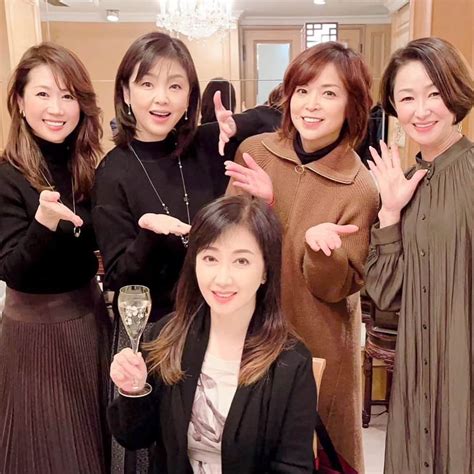 石原詢子さんのインスタグラム写真 石原詢子instagram「昨日は伍代さんの40周年のお祝い会でした。 笑ってお喋りしてお腹いっぱい