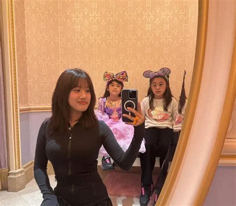 贾静雯一家游迪士尼为女儿庆生 波妞笑容呆萌可爱 搜狐大视野 搜狐新闻