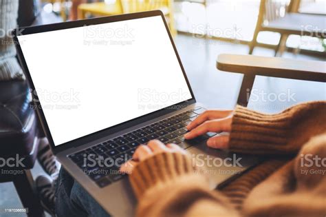 빈 흰색 바탕 화면으로 랩톱 컴퓨터에서 사용하고 입력하는 여성 개념에 대한 스톡 사진 및 기타 이미지 개념 공란 노트북