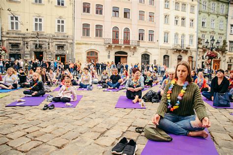Lviv 우크라이나2018 년 6 월 29 일 Lviv 요가 하루 도시의 센터에 사람들이는 도시의 거리에서 요가 연습 가냘픈에