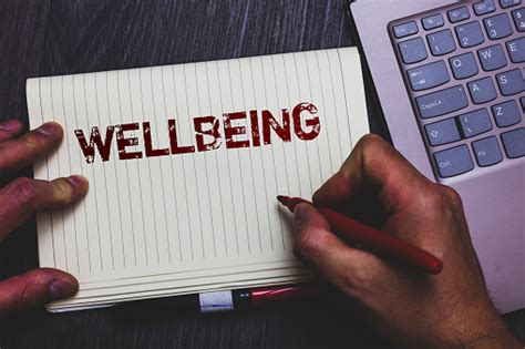 단어 쓰기 텍스트 웰빙입니다 사람들이 생활 작업 균형 메모장 마커 펜 아이디어 생각 노트북 키패드 키 컴퓨터 Netbook의 건강 한 생활 조건에 대 한 비즈니스 개념