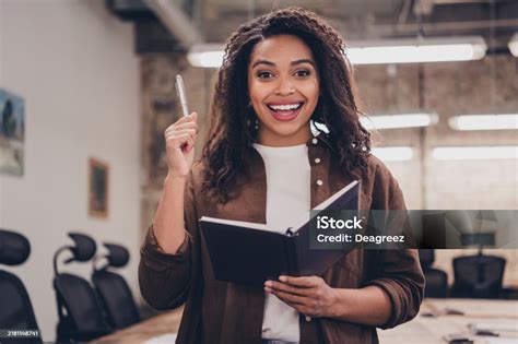 기업 비즈니스 레이디 홀드 메모장 포인트 펜 착용 셔츠 현대 인테리어 사무실 실내 초상화 25 29세에 대한 스톡 사진 및 기타