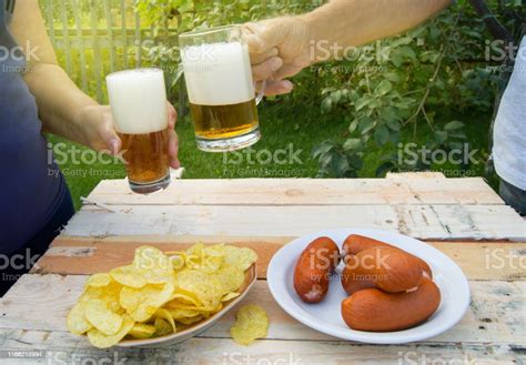 맥주 칩 소시지 잔을 들고 노인의 손은 밝은 나무 판에 누워 사람들은 주말 10 월 축제에 휴식 가을에 대한 스톡 사진 및 기타