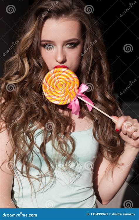 A Mulher Come O Pirulito Doce Dos Doces Imagem De Stock Imagem De
