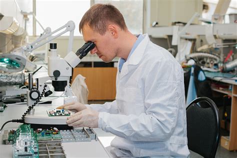 마이크로 칩 생산 공장 기술 프로세스 보드를 조립합니다 컴퓨터 전문가 Stem 주제에 대한 스톡 사진 및 기타 이미지
