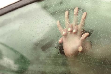 搖好兇！ 車窗浮現「肉色人影」 敲窗驚見車震主角是老公 社會 中時新聞網