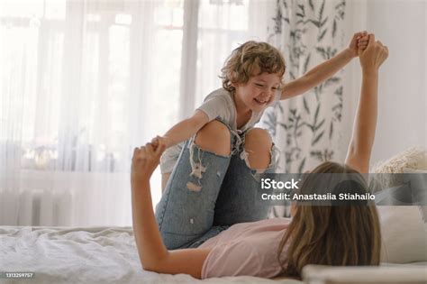 해피 어머니의 날 엄마와 그의 아들은 집에서 놀고 있습니다 2명에 대한 스톡 사진 및 기타 이미지 2명 30 34세 4 5세 Istock