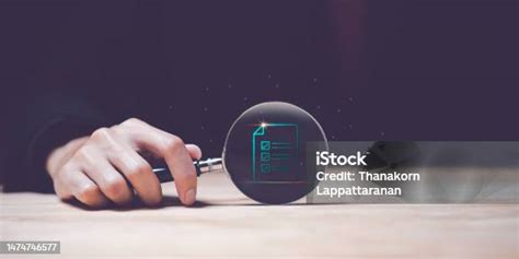 돋보기를 들고 있는 회계사 체크리스트로 문서 감사 개념 품질 평가 표시 비즈니스 문서 평가 프로세스 계획 검토 및 정확성 평가 프로세스 복종에 대한 스톡 사진 및 기타