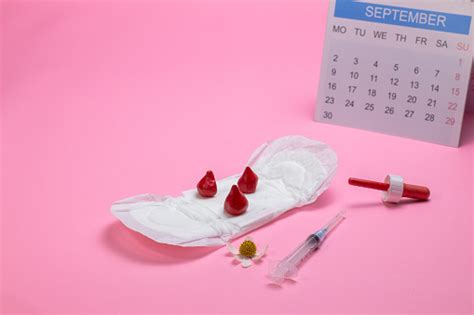 혈액 방울로 빨간 구슬 생리 패드달력 여성 중요한 일 부인과 생리 주기 0명에 대한 스톡 사진 및 기타 이미지 0명 건강