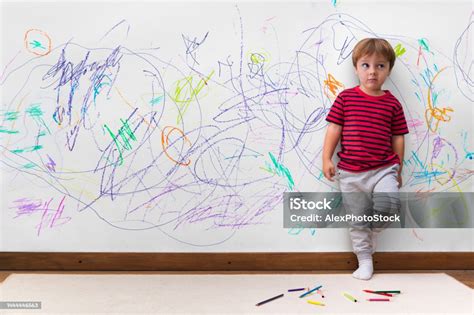 아이 장난 벽 전체를 그렸기 때문에 산만한 얼굴을 한 소년 아이에 대한 스톡 사진 및 기타 이미지 아이 벽 그리기 Istock