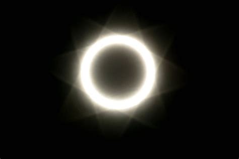 Cómo ver el eclipse solar anular sin dañar tus ojos expertos