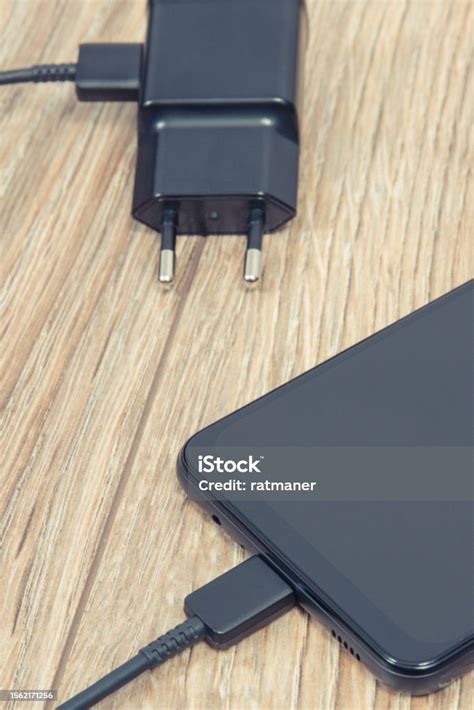 빈 배터리를 충전하는 데 사용하는 스마트폰과 충전기 다양한 장치 충전 개념 Brand Name Smart Phone에 대한 스톡 사진 및 기타 이미지 Brand Name