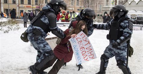 Russian Women Risk Jail To Protest Putins War “we Must Ask Questions