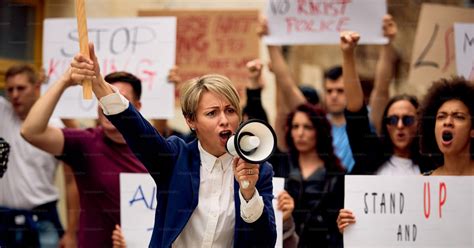 메가폰을 들고 있는 백인 여성이 인권 시위를 벌이는 군중 앞에 서서 소리치고 있다 사진 Unsplash의 항의 이미지