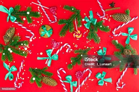 크리스마스 배경입니다 크리스마스 과자 선물 활향신료와 전나무 가지가 빨간색 배경에 있습니다 플랫 레이 0명에 대한 스톡 사진 및 기타 이미지 Istock