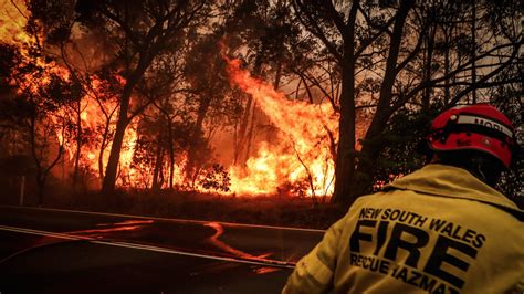 Един пожарникар е загинал а двама са ранени при пожарите в Австралия Новини бг
