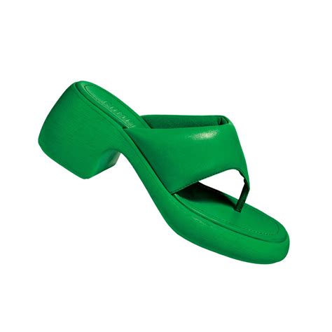 발가락 사이에도 멋을 놓치지 않는 여름 신발